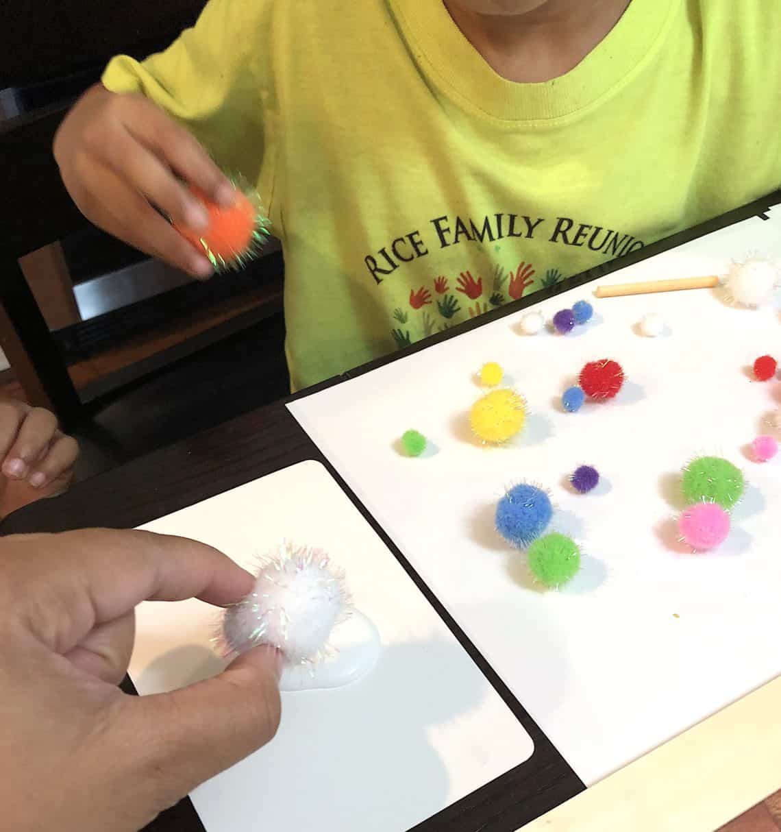 Easy DIY Crafts: Pom Pom Frame